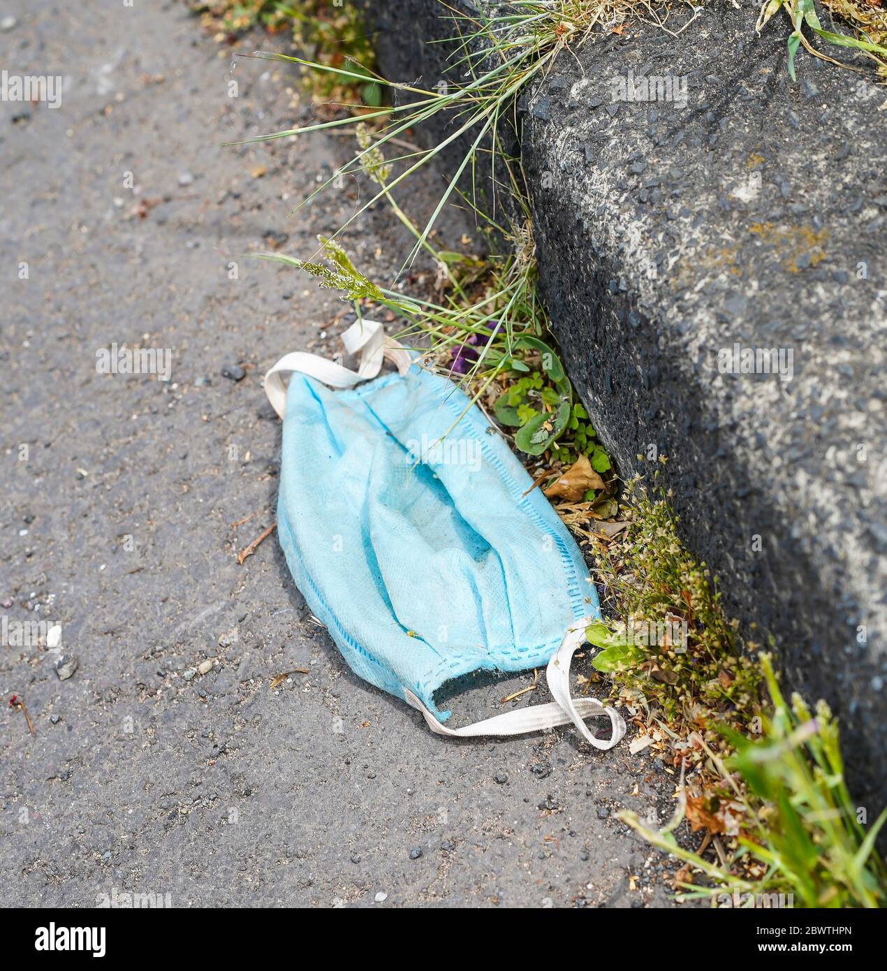 Clinical face mask hi-res stock photography and images - Alamy