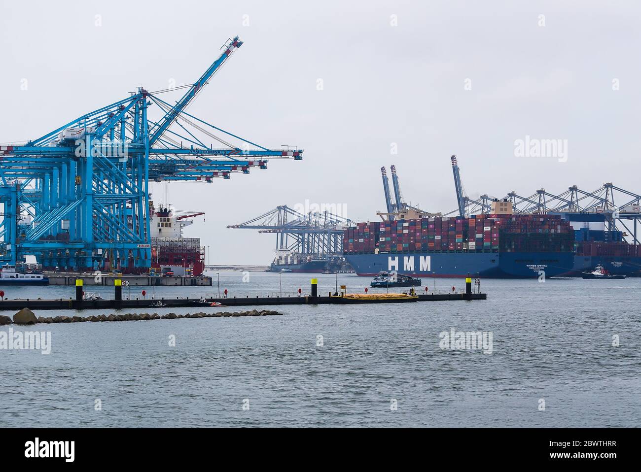 ROTTERDAM, 03-06-2020, Grootste containerschip ter wereld HMM Algeciras ...
