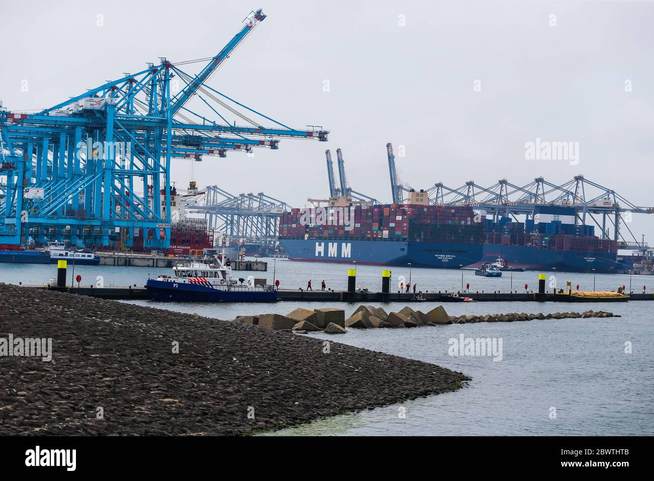 ROTTERDAM, 03-06-2020, Grootste containerschip ter wereld HMM Algeciras ...