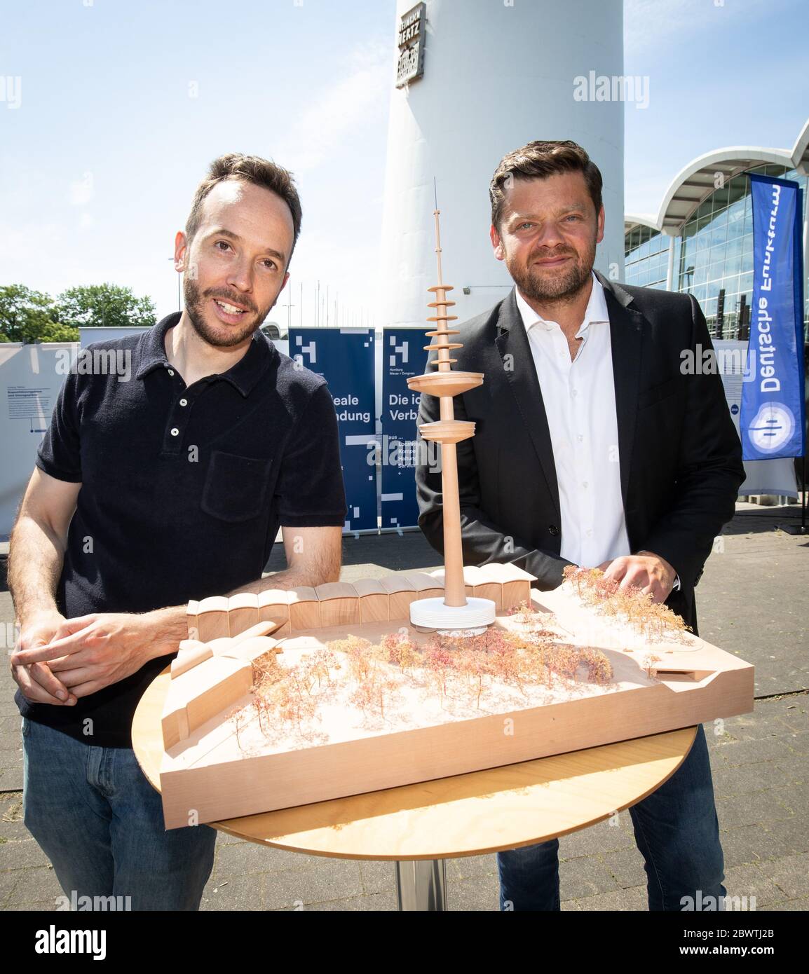 03 June 2020, Hamburg: Philipp Westermeyer (l), founder Online ...