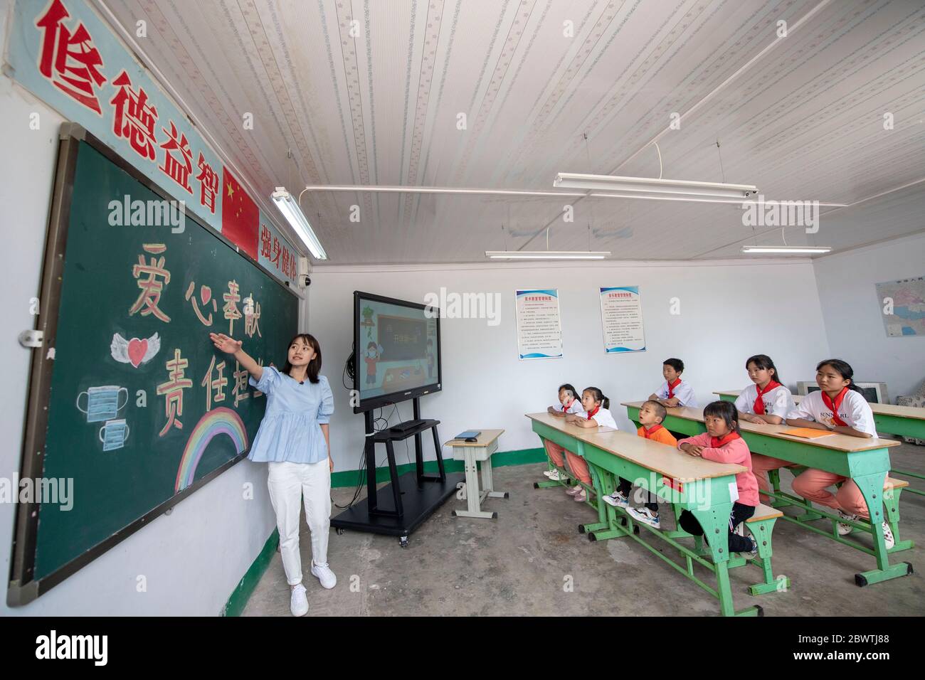 (200603) -- LINGCHUAN, June 3, 2020 (Xinhua) -- Students attend the ...