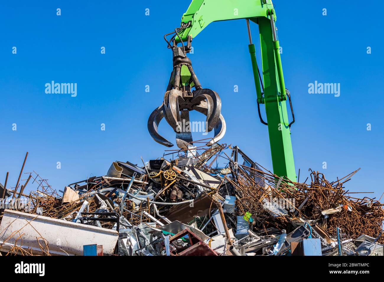 Mechanical claw over heap scrap metal lying junkyard hi-res stock ...