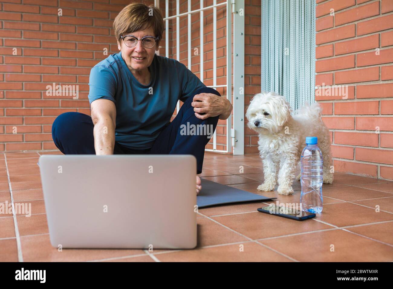 Woman exercises using laptop hi-res stock photography and images - Alamy