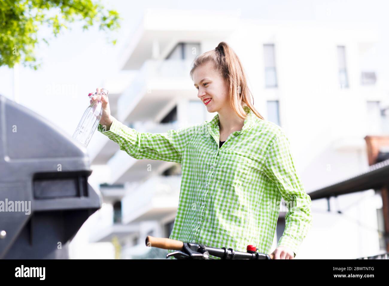 Person throwing away garbage hi-res stock photography and images - Alamy