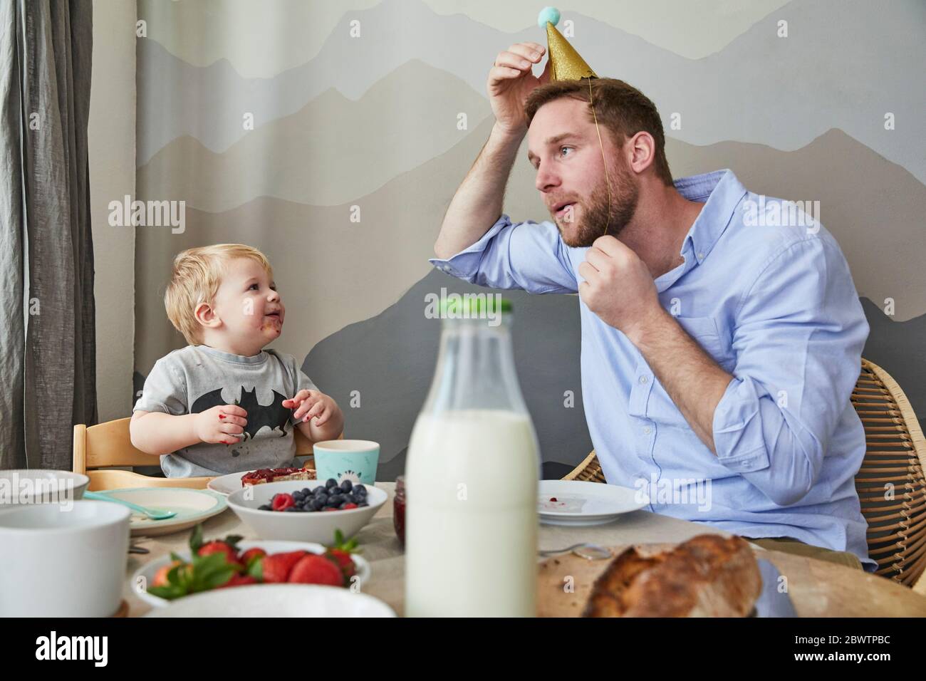 Father and little son having fun at breakfast table Stock Photo - Alamy