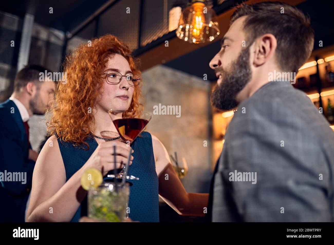 Couple talking drinking bar hi-res stock photography and images - Alamy