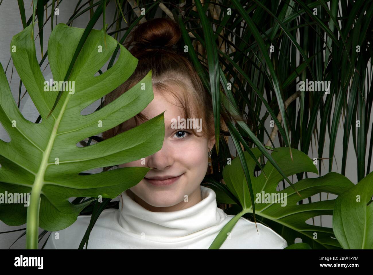 Portrait girl hiding behind leaf hi-res stock photography and images ...