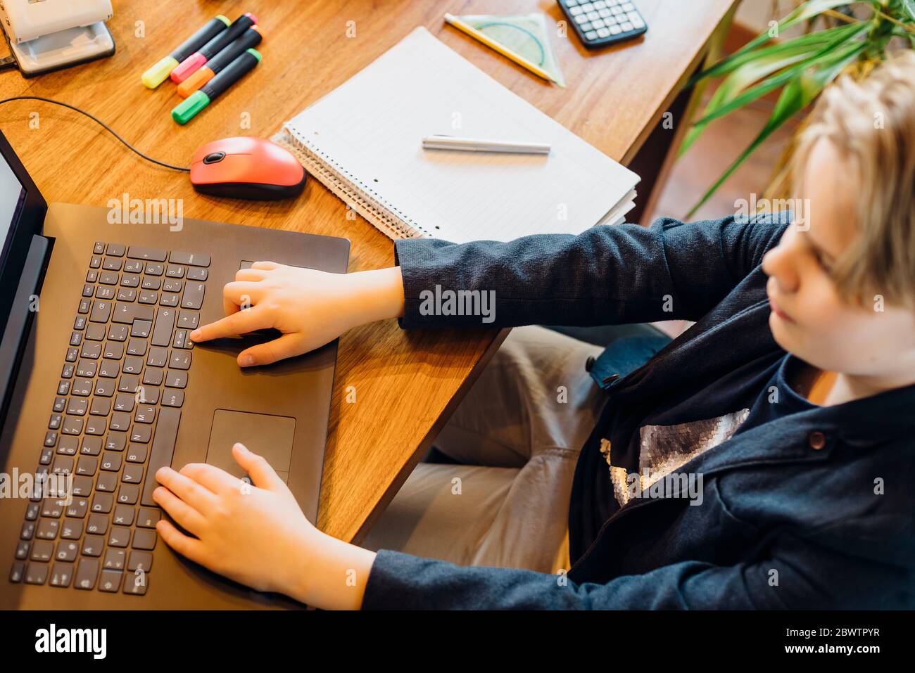 Boy at desk hi-res stock photography and images - Alamy