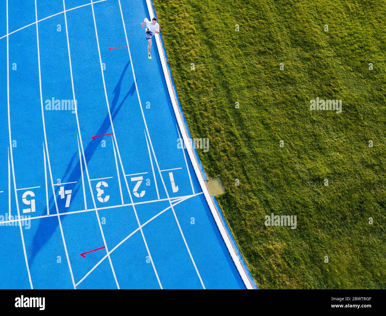 Blue athletics track hi-res stock photography and images - Alamy