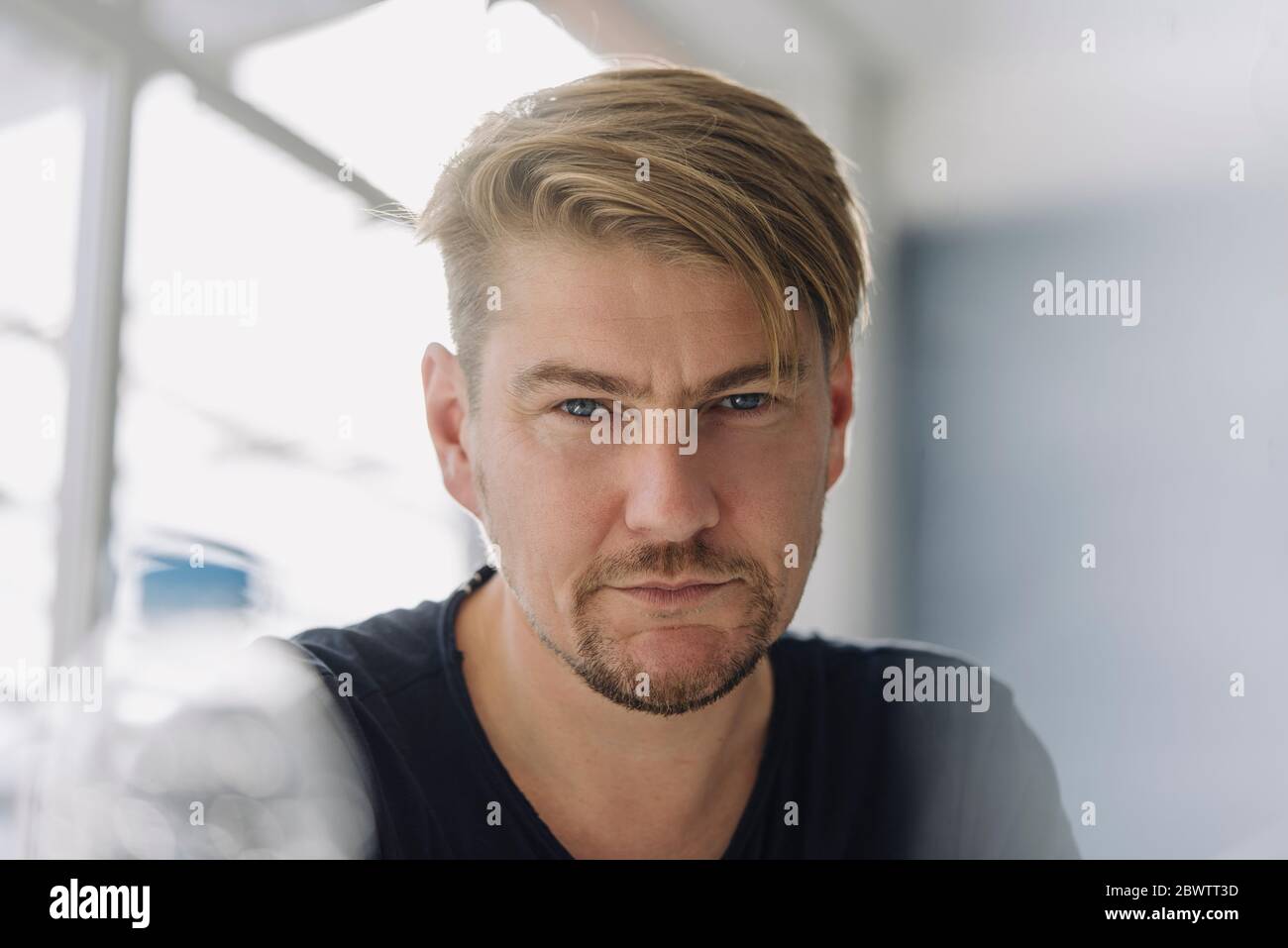 Portrait serious man hi-res stock photography and images - Alamy