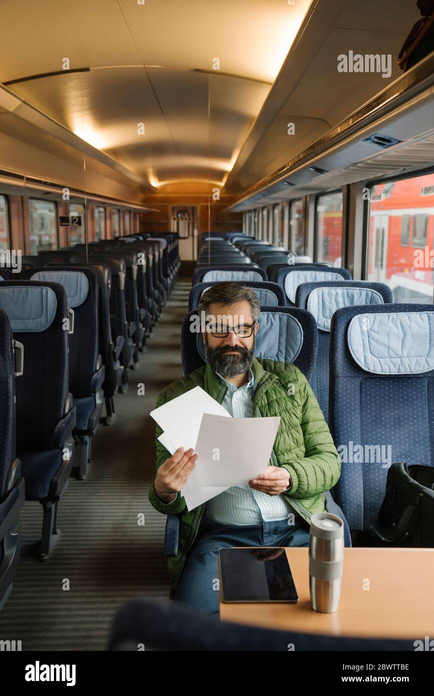 Commuter reading paper hi-res stock photography and images - Alamy