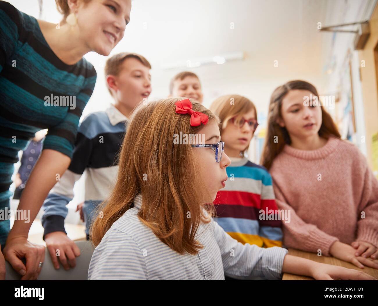 Children learning computer hi-res stock photography and images - Alamy