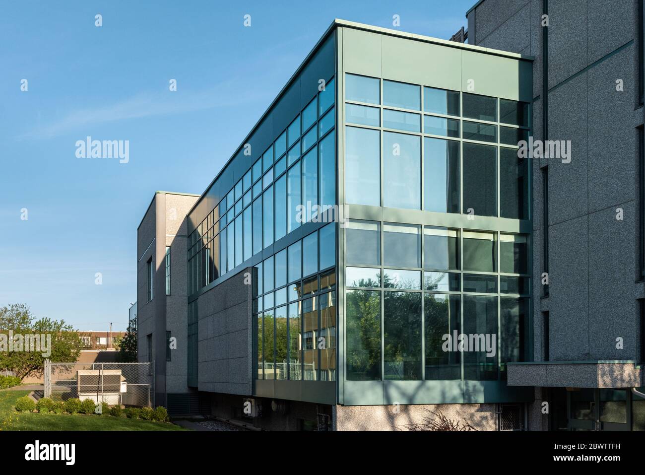 The exterior facade of a generic small business Stock Photo - Alamy