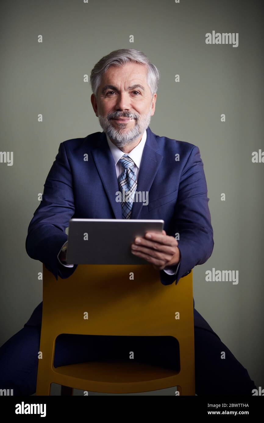 Man sitting chair suit full portrait hi-res stock photography and images - Alamy