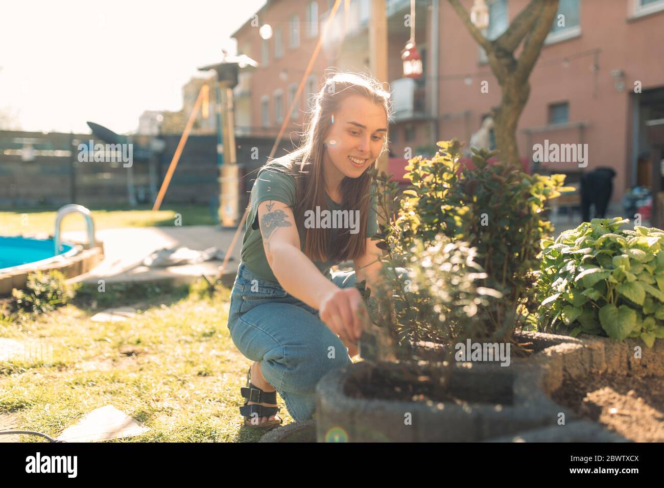 Working in the sunshine hi-res stock photography and images - Alamy