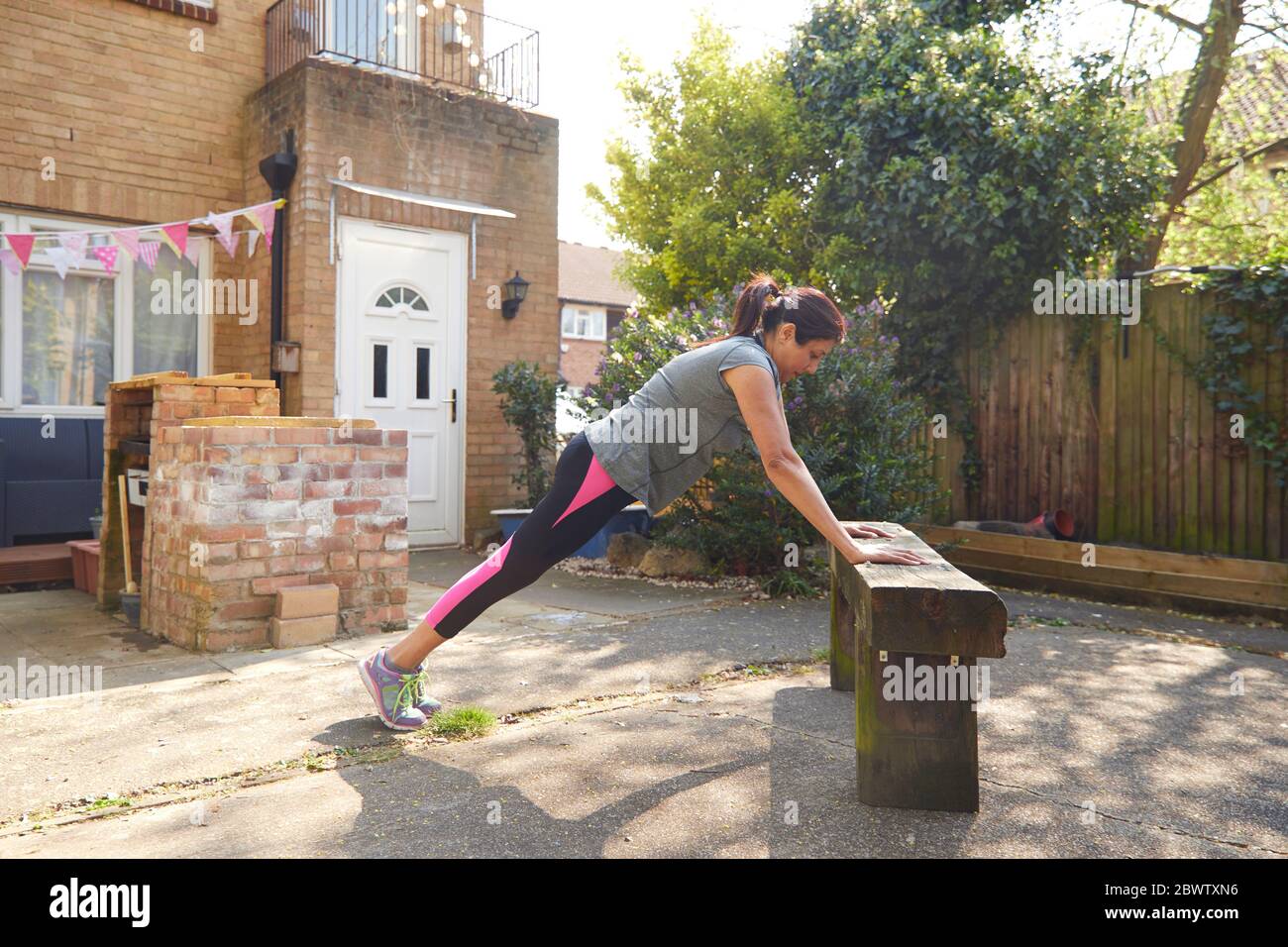 Back view fitness woman hi-res stock photography and images - Alamy