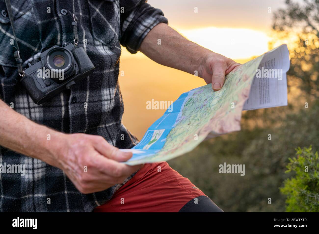 Person holding a map hi-res stock photography and images - Alamy