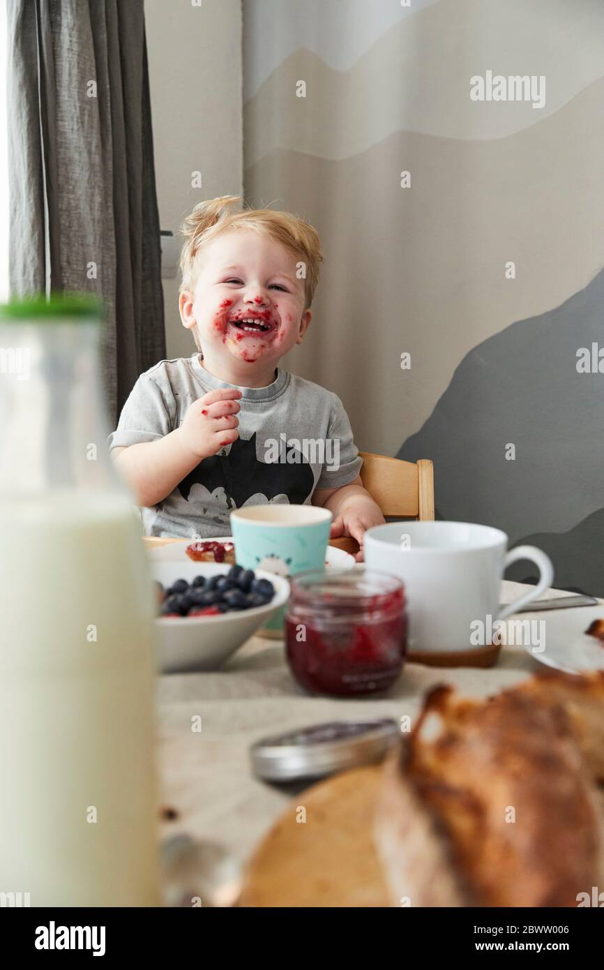 Messy breakfast table hi-res stock photography and images - Alamy