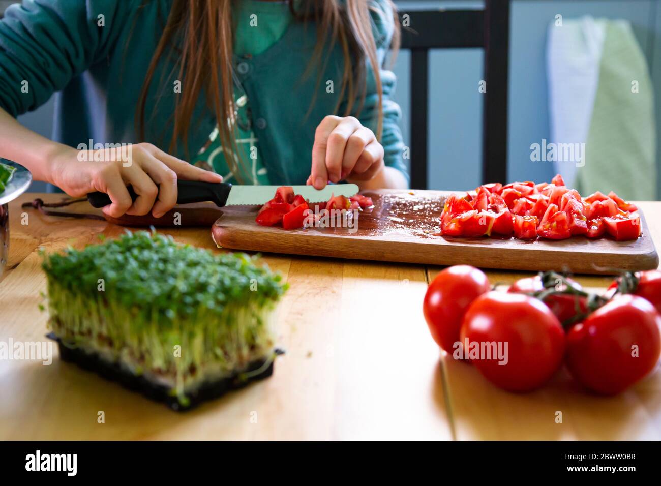 Cutting up tomatoes hi-res stock photography and images - Alamy