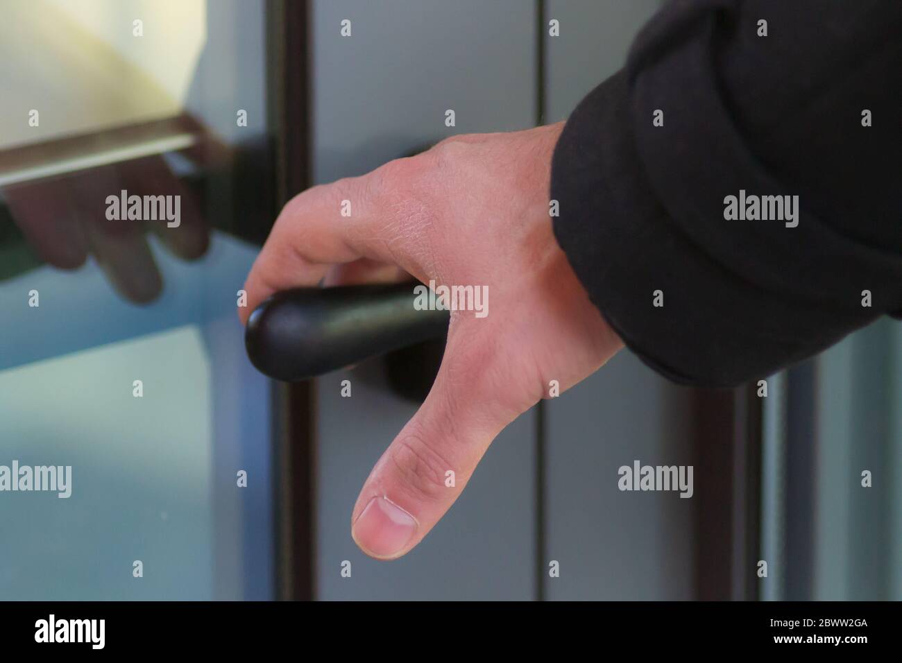 Door knob hand hi-res stock photography and images - Alamy