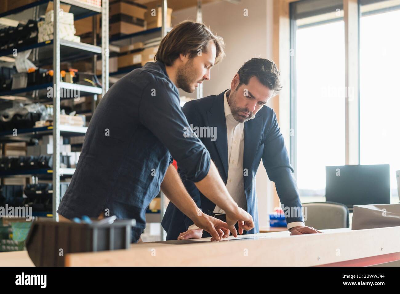 Employee talking boss hi-res stock photography and images - Alamy