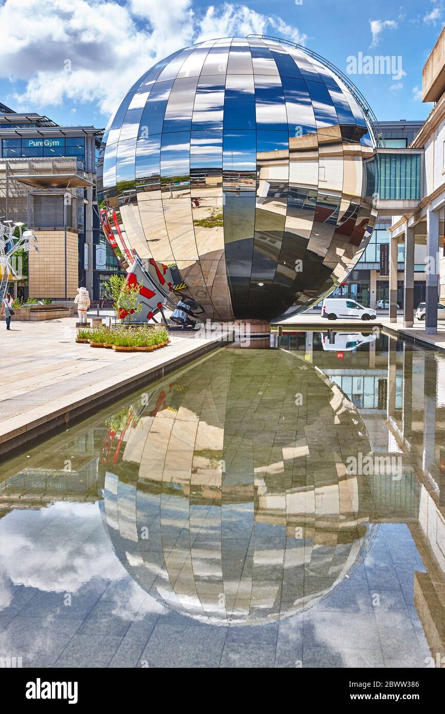 Globe sculpture hi-res stock photography and images - Alamy