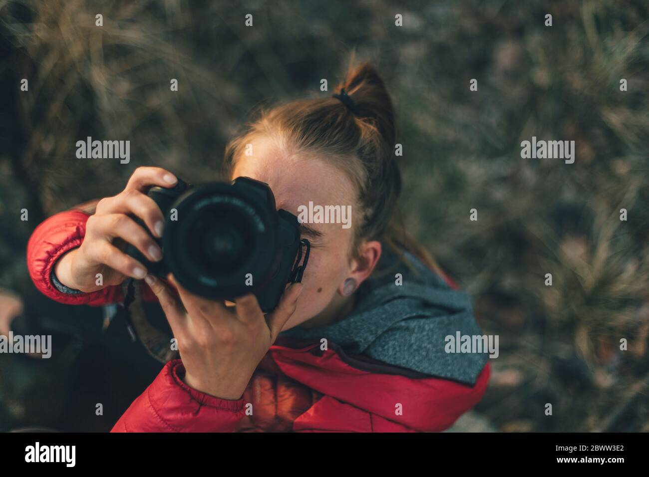 Young woman using camera Stock Photo - Alamy