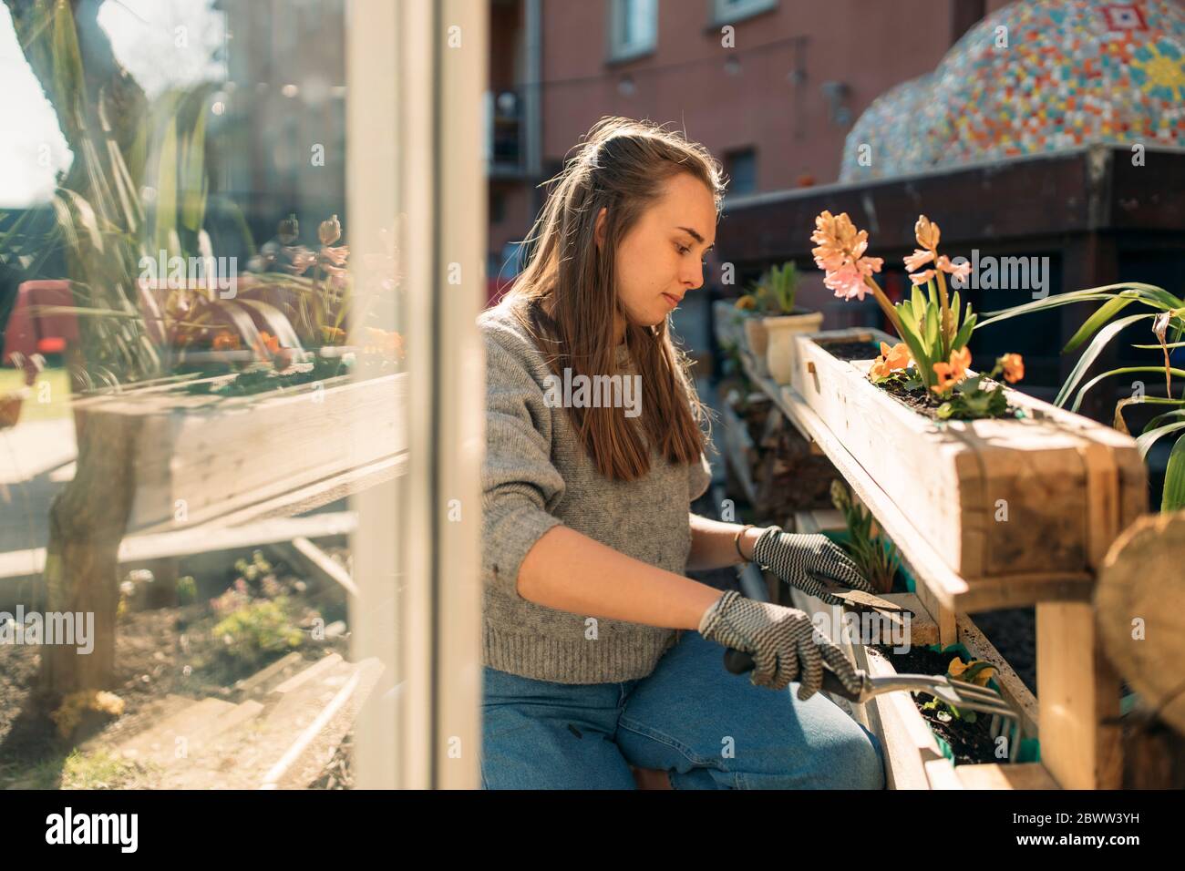 Working in the sunshine hi-res stock photography and images - Alamy