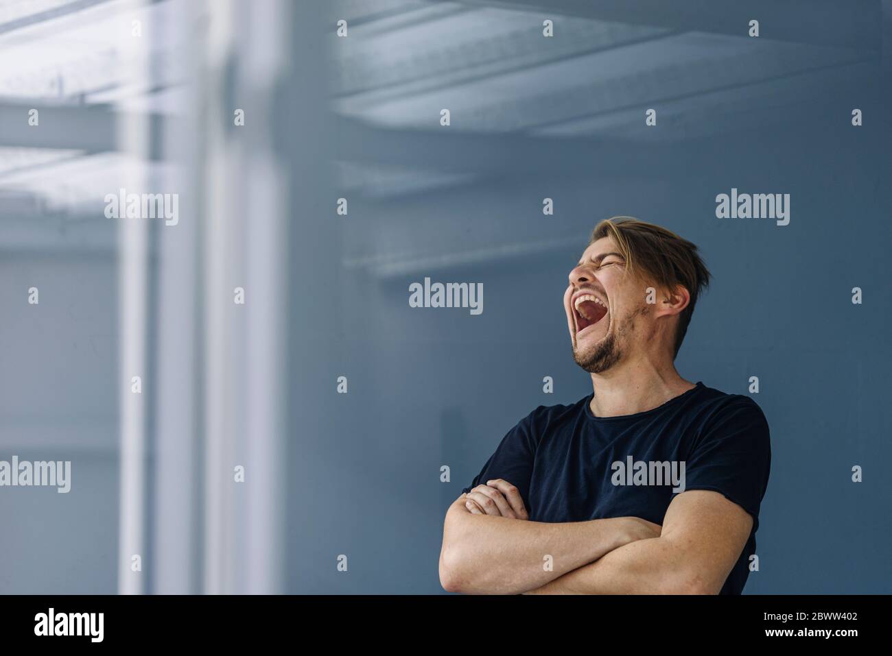Portrait of a screaming man Stock Photo - Alamy