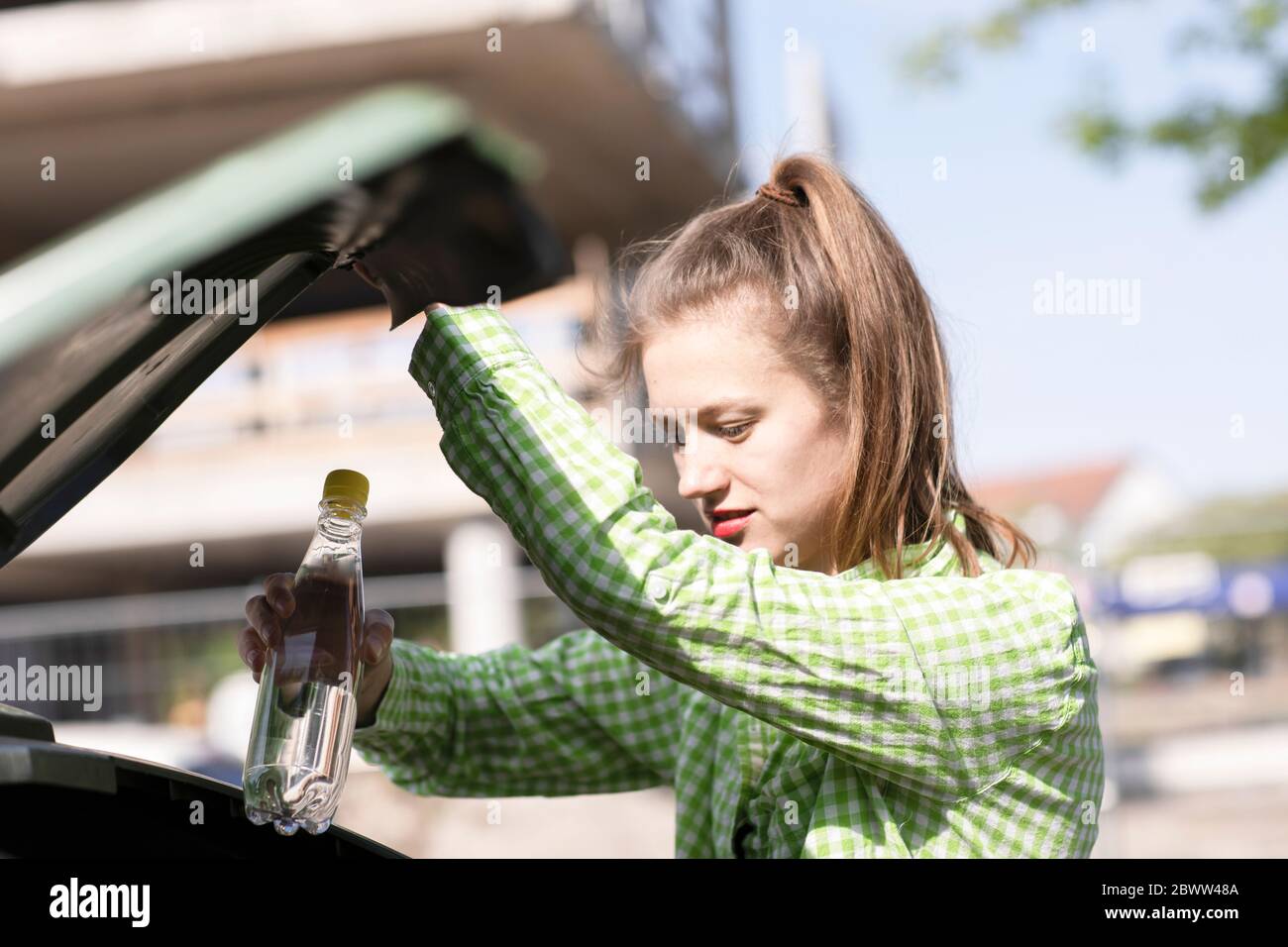 Person throwing away garbage hi-res stock photography and images - Alamy