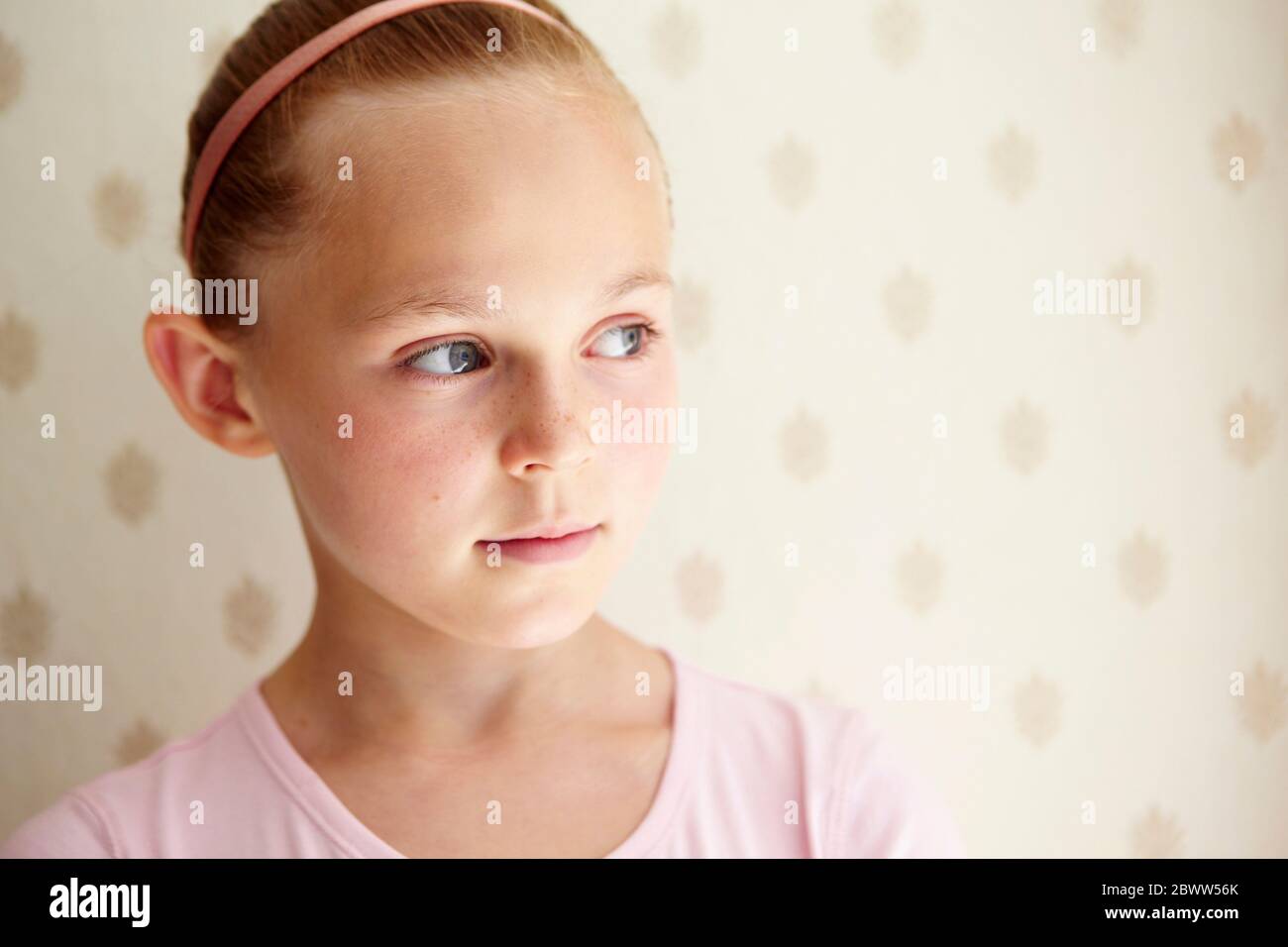 Portrait of girl looking around Stock Photo - Alamy