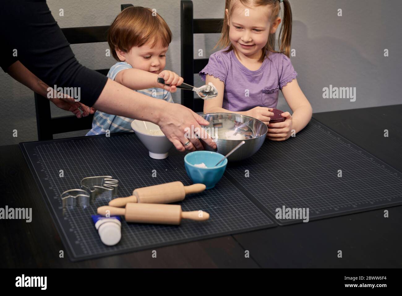 Family children parents diy hi-res stock photography and images - Alamy