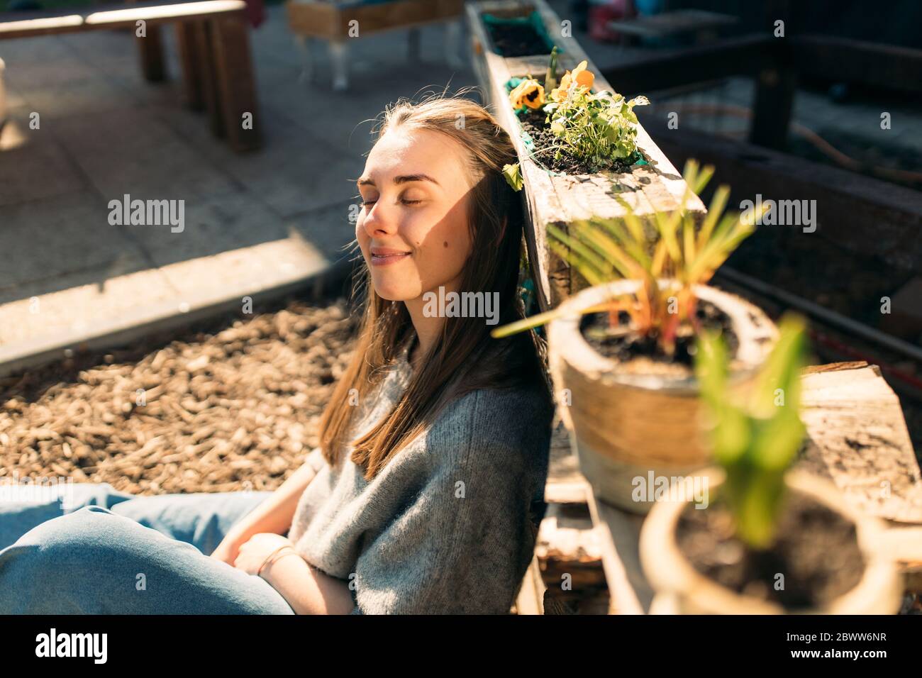 Sunbathing garden woman hi-res stock photography and images - Alamy