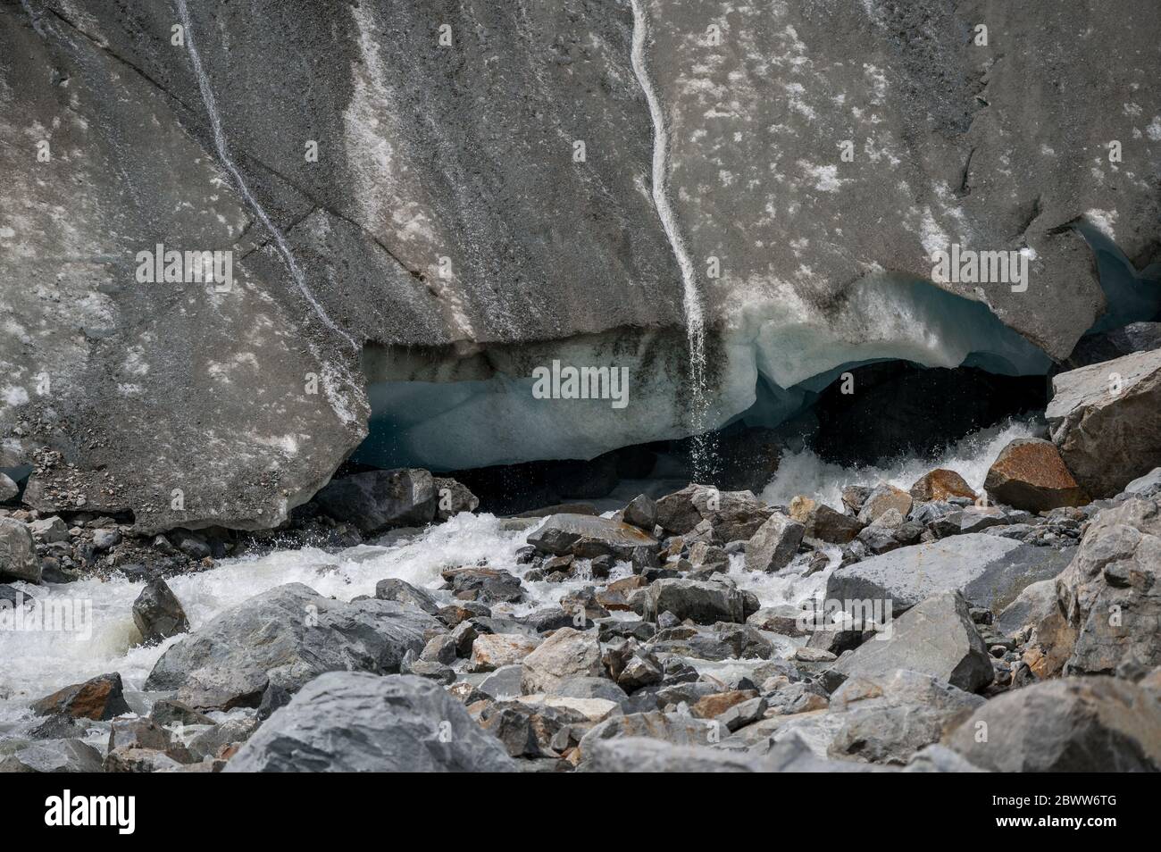 Gletscherzunge mit Schmelzwasser des Morteratschgletscher bei ...