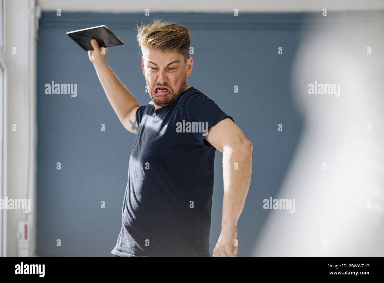 Angry man at computer hi-res stock photography and images - Alamy
