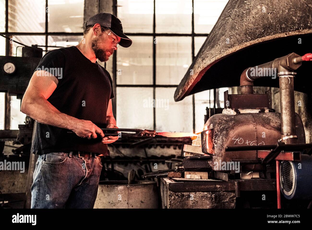 Blacksmith forging knife hi-res stock photography and images - Alamy
