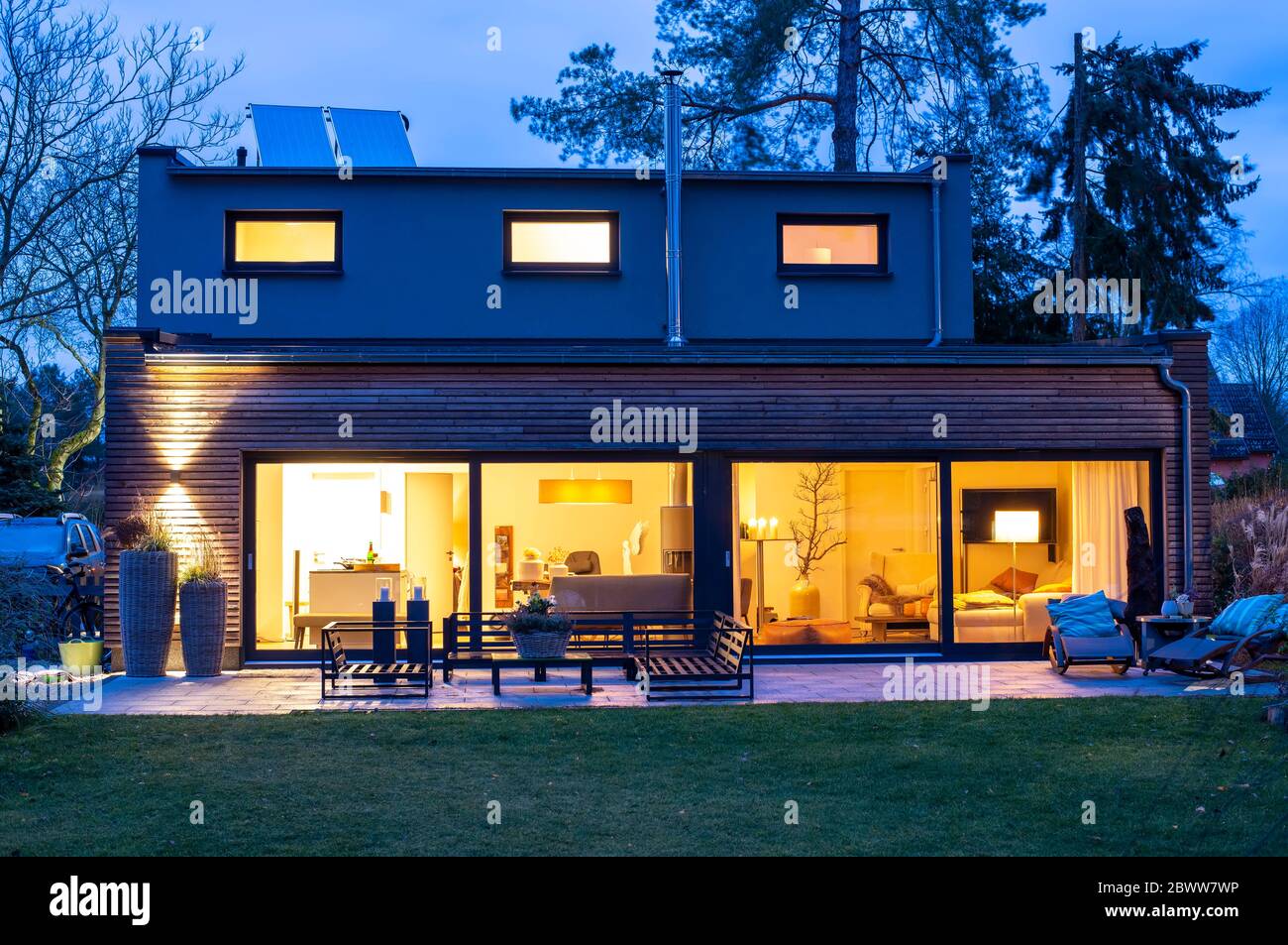 Illuminated house hi-res stock photography and images - Alamy