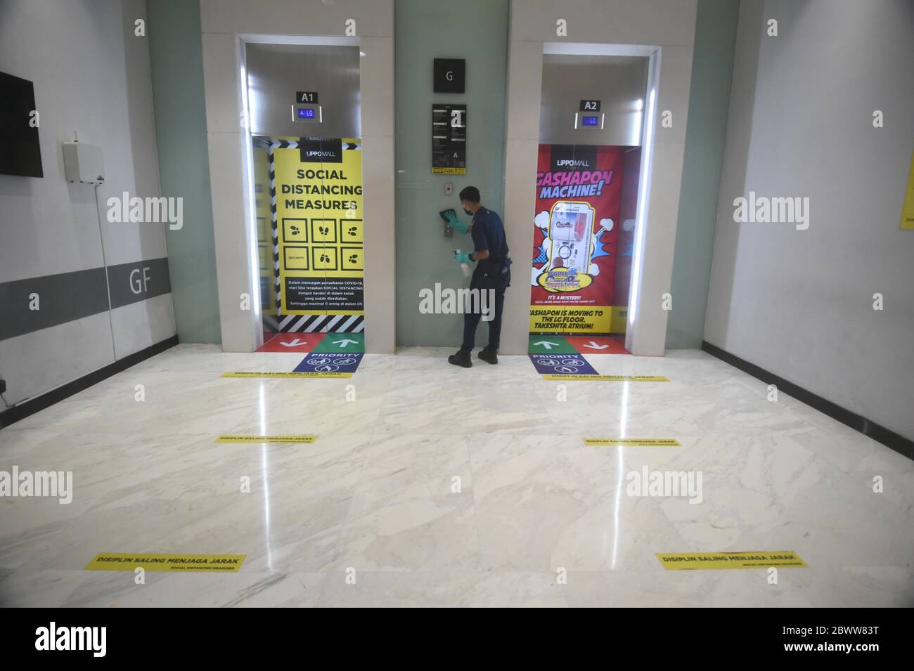 Large scale social distancing hi-res stock photography and images - Alamy