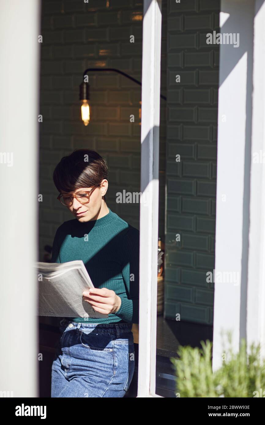 Woman with newspaper and glasses hi-res stock photography and images ...