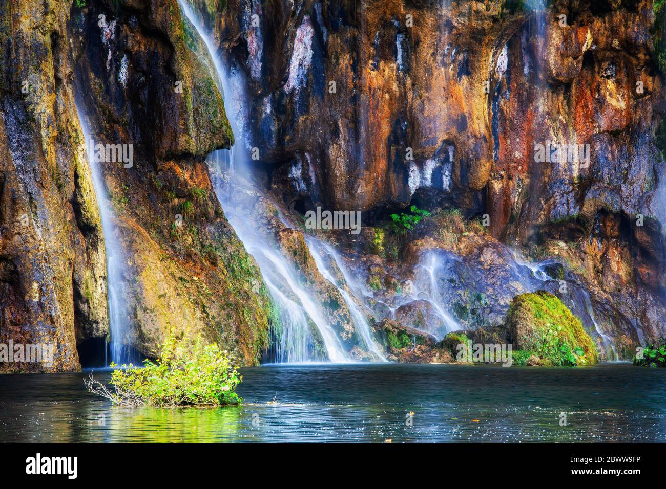 Long exposure waterfalls splashing into pond plitvice lakes national ...