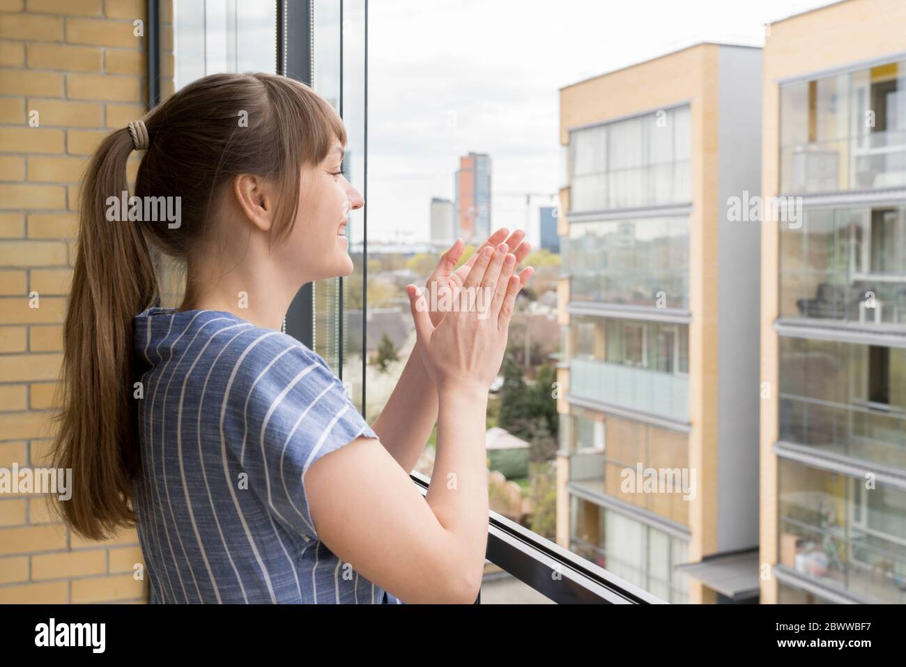 Clapping hands hi-res stock photography and images - Alamy