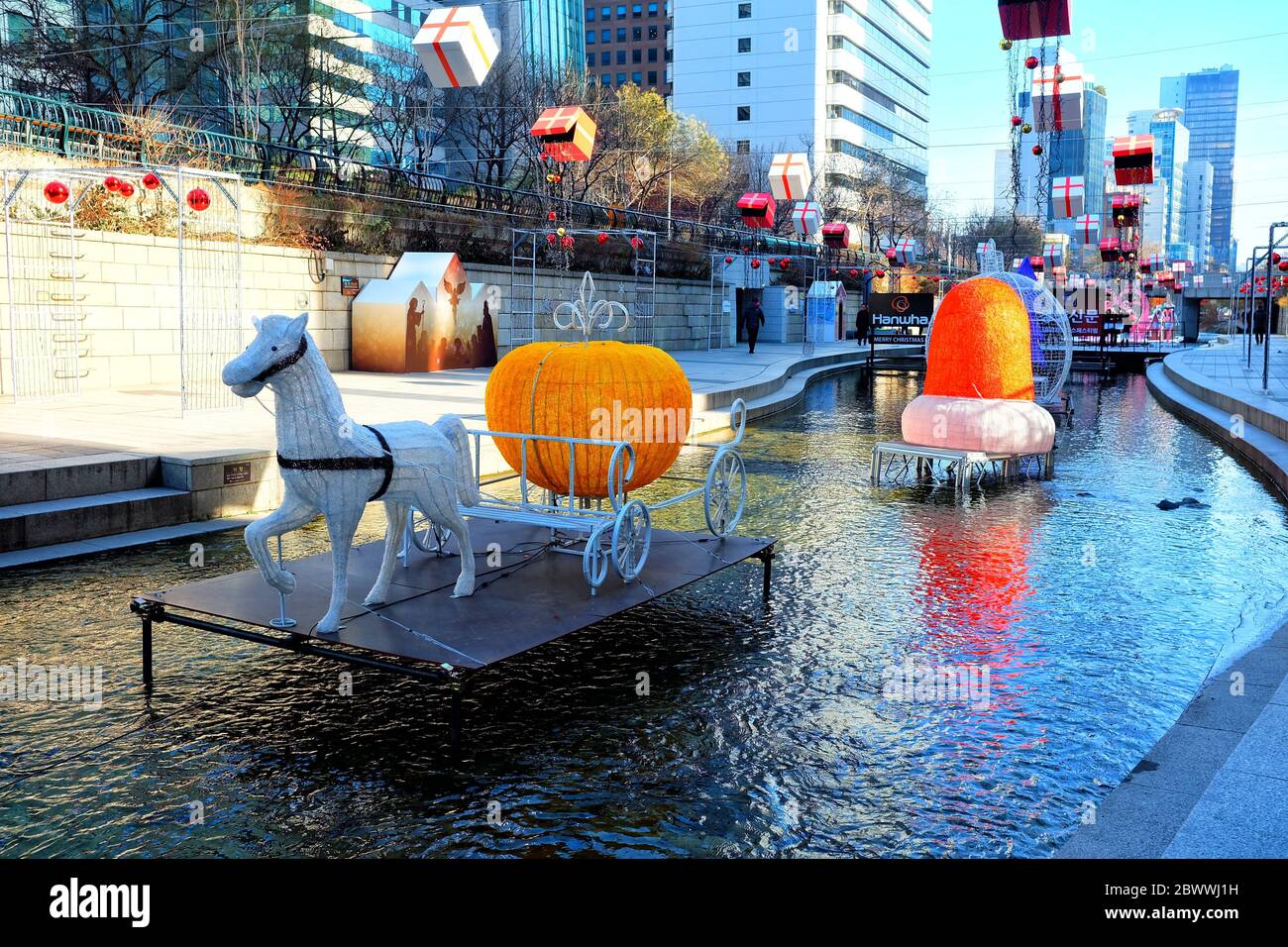 SEOUL, SOUTH KOREA - DECEMBER 26, 2018: Cheonggyecheon Stream at ...