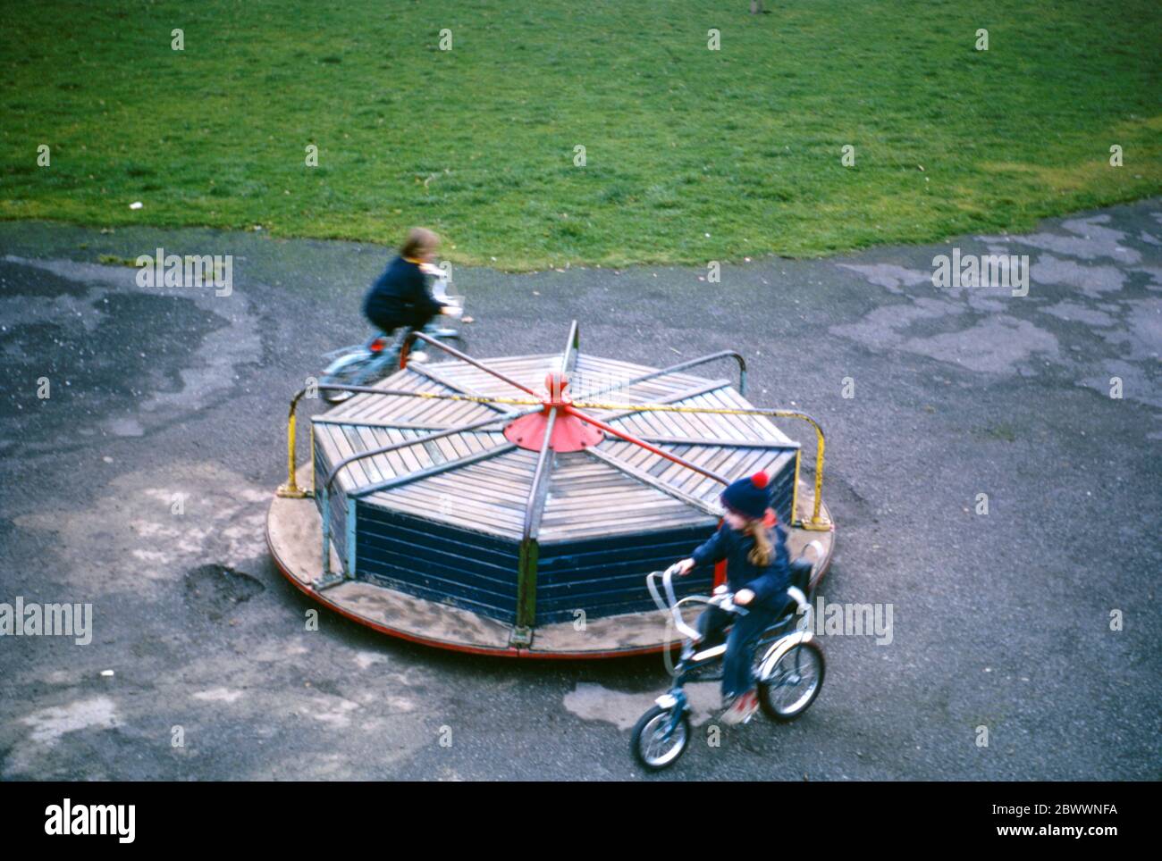 Children playing outside 1970s hi-res stock photography and images - Alamy