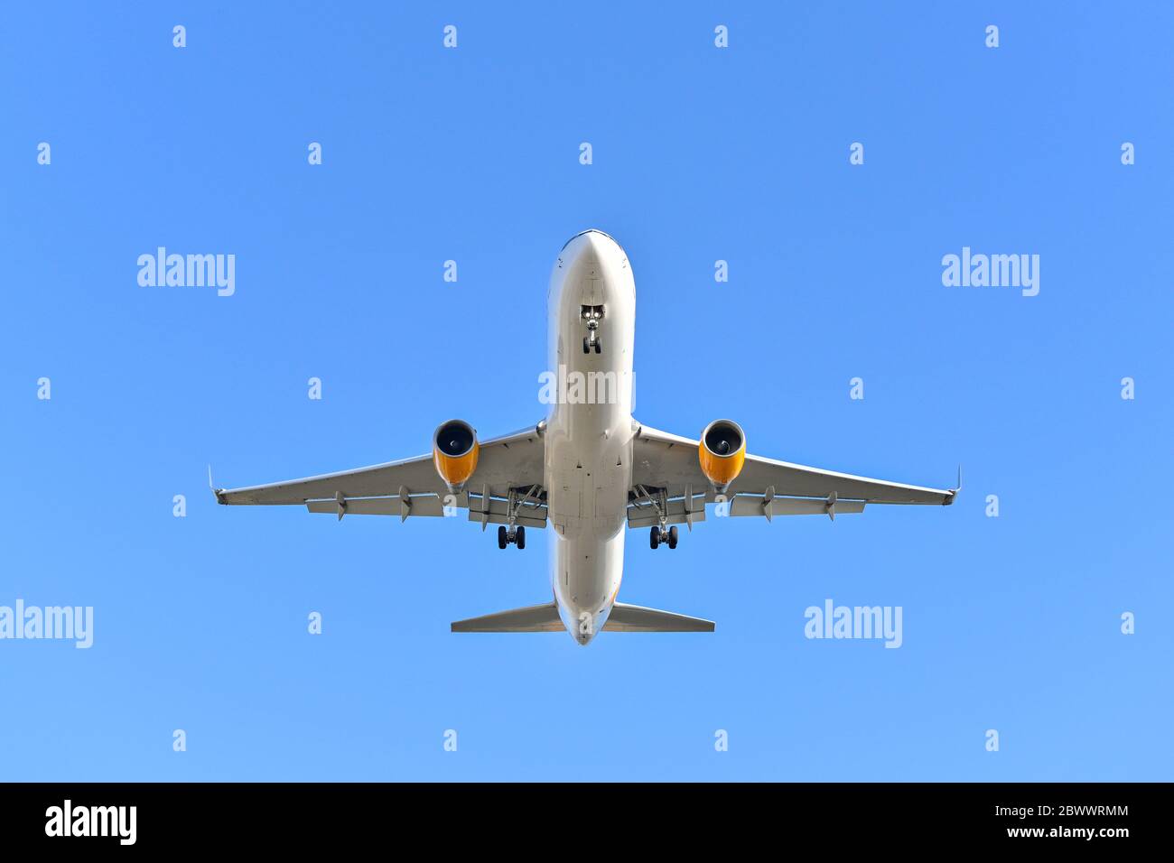 Passenger plane landing approach hi-res stock photography and images ...