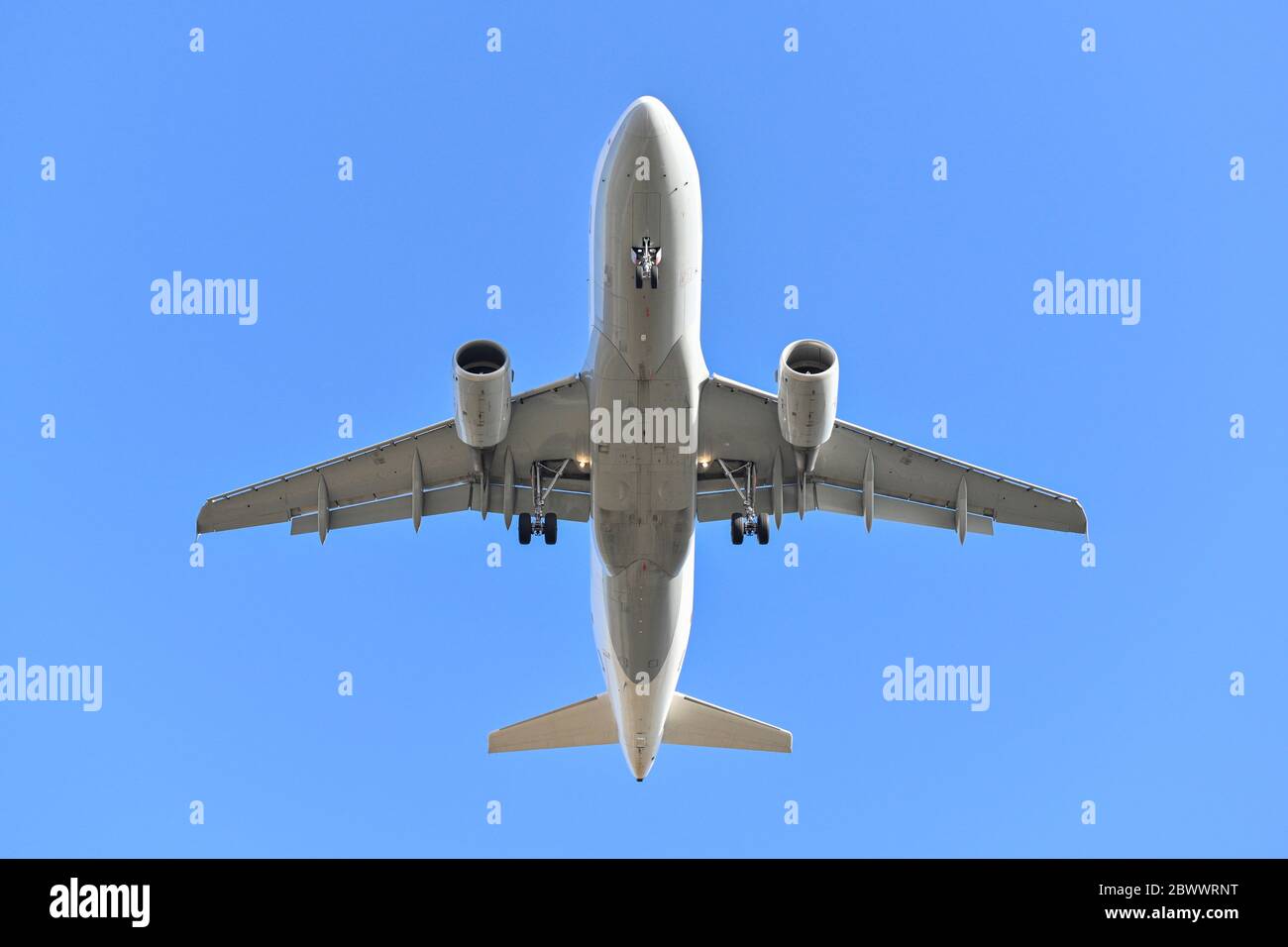 Civil aircraft approaching landing hi-res stock photography and images ...