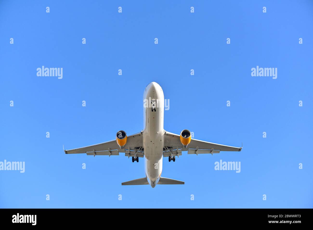 Passenger plane landing approach hi-res stock photography and images ...