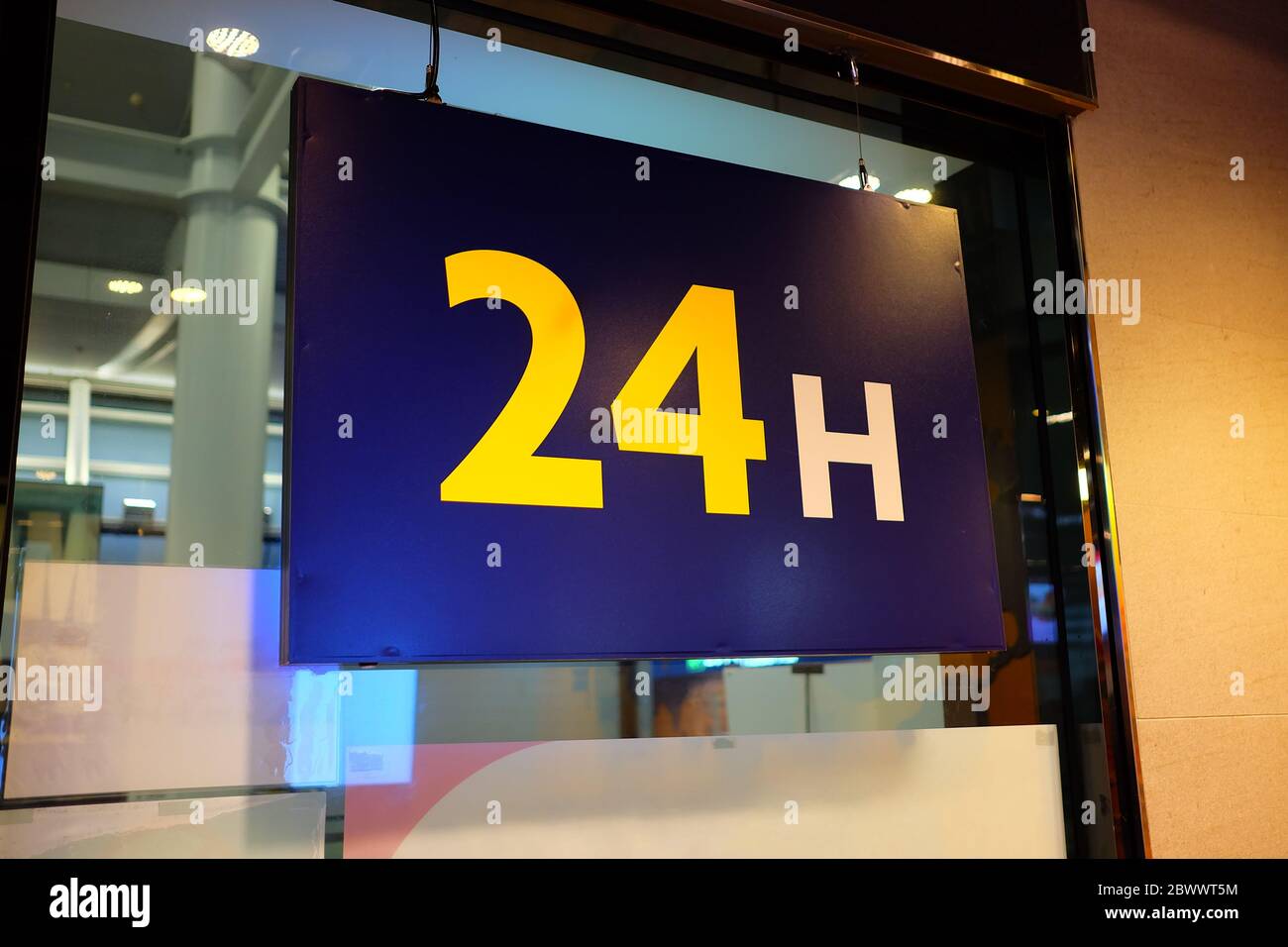 24 hour convenience store hi-res stock photography and images - Alamy