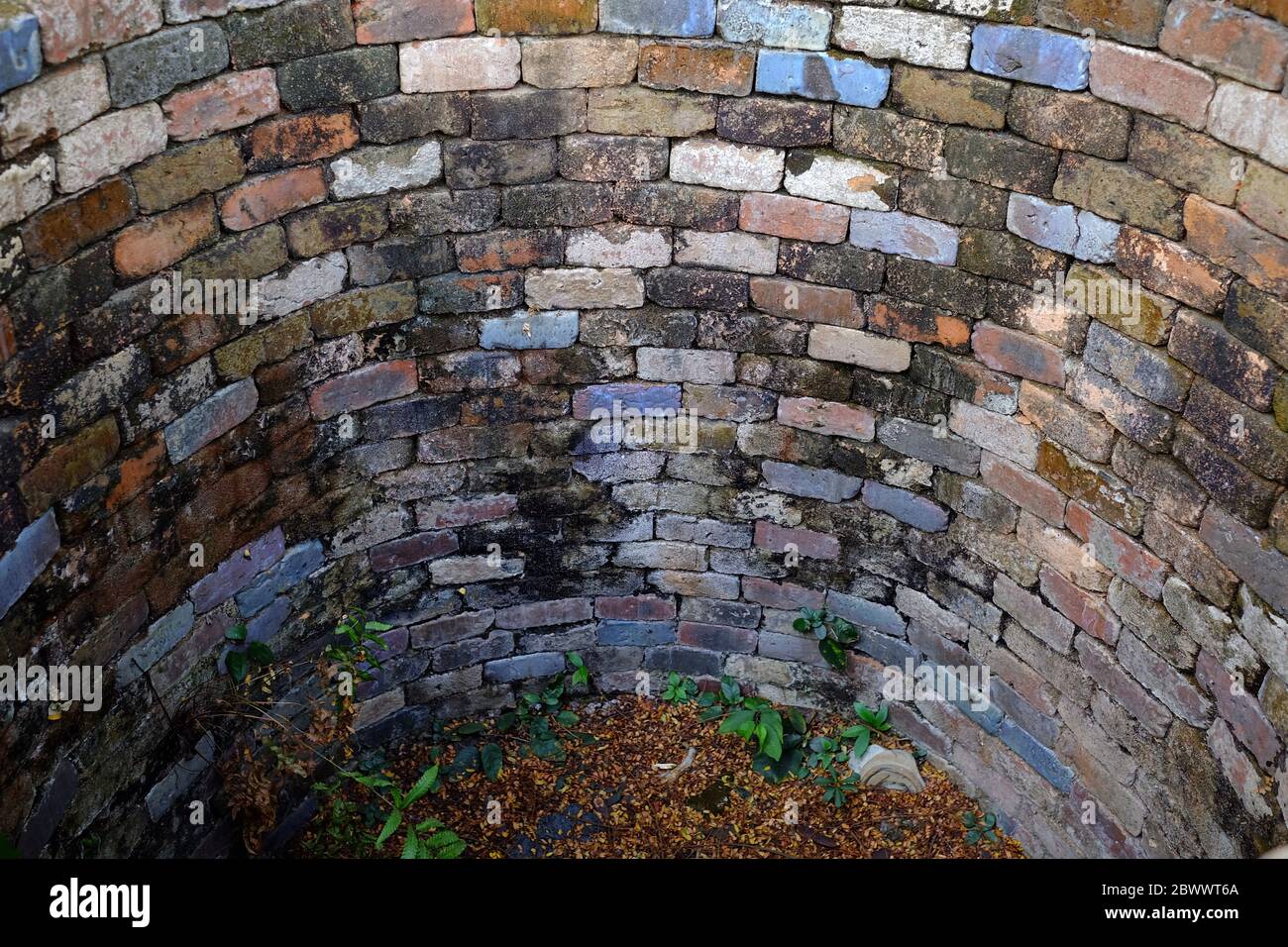 Old brick well hi-res stock photography and images - Alamy