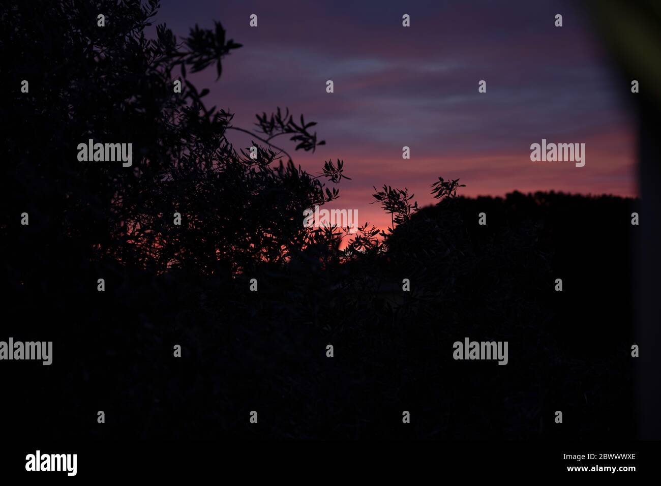 Early morning sunrise behind mountains hi-res stock photography and ...