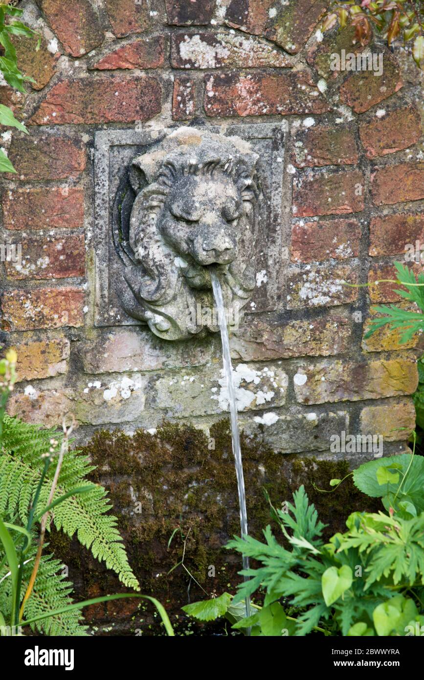 Lions head water feature hi-res stock photography and images - Alamy